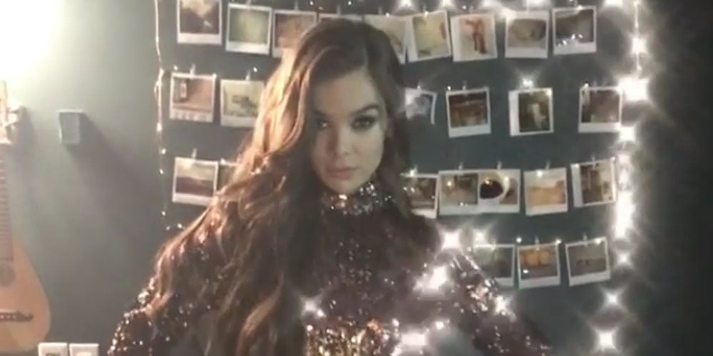 Hailee Steinfeld Perfectly Performs ‘Jingle Bell Rock’ from ‘Mean Girls ...