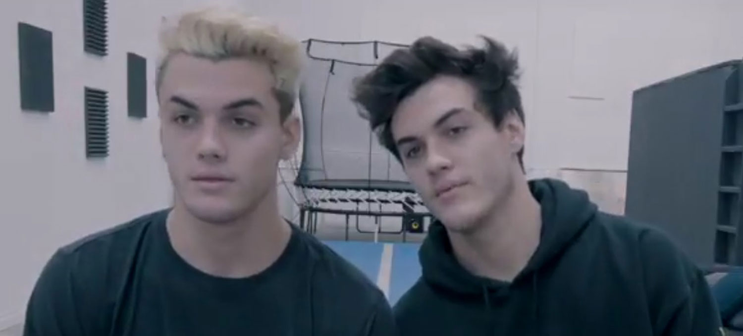 The Dolan Twins Read Fan Fiction – With a Fan! | Dolan Twins, Ethan ...