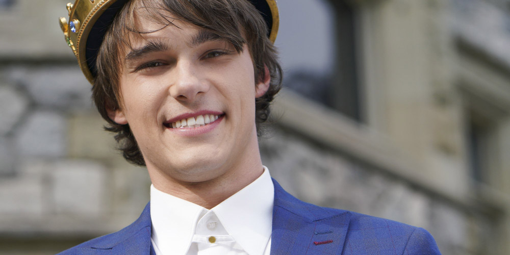 Mitchell Hope Is So Handsome In His Crown as King Ben For ‘Descendants ...