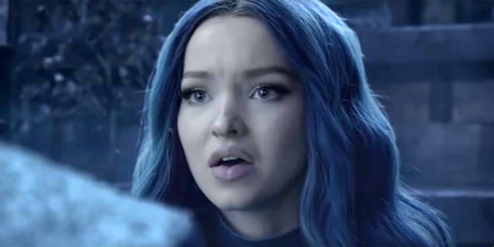 Mal Gets A Glimpse of Dark Times Ahead in ‘Descendants 3′ Teaser ...