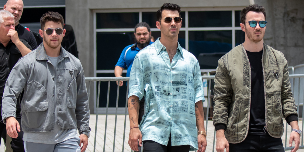 Nick, Kevin & Joe Jonas Meet Some Waiting Fans Outside Concert Venue ...