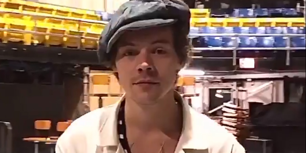 Harry Styles Runs Away In This Short Promo For ‘SNL’ | Harry Styles ...