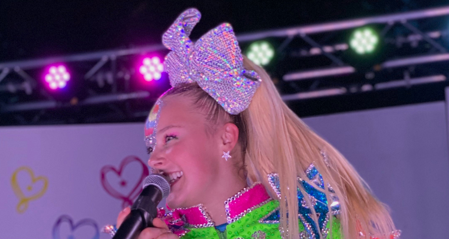 JoJo Siwa Performs ‘D.R.E.A.M. Mix’ On Backyard Stage ‘Worldwide Live ...