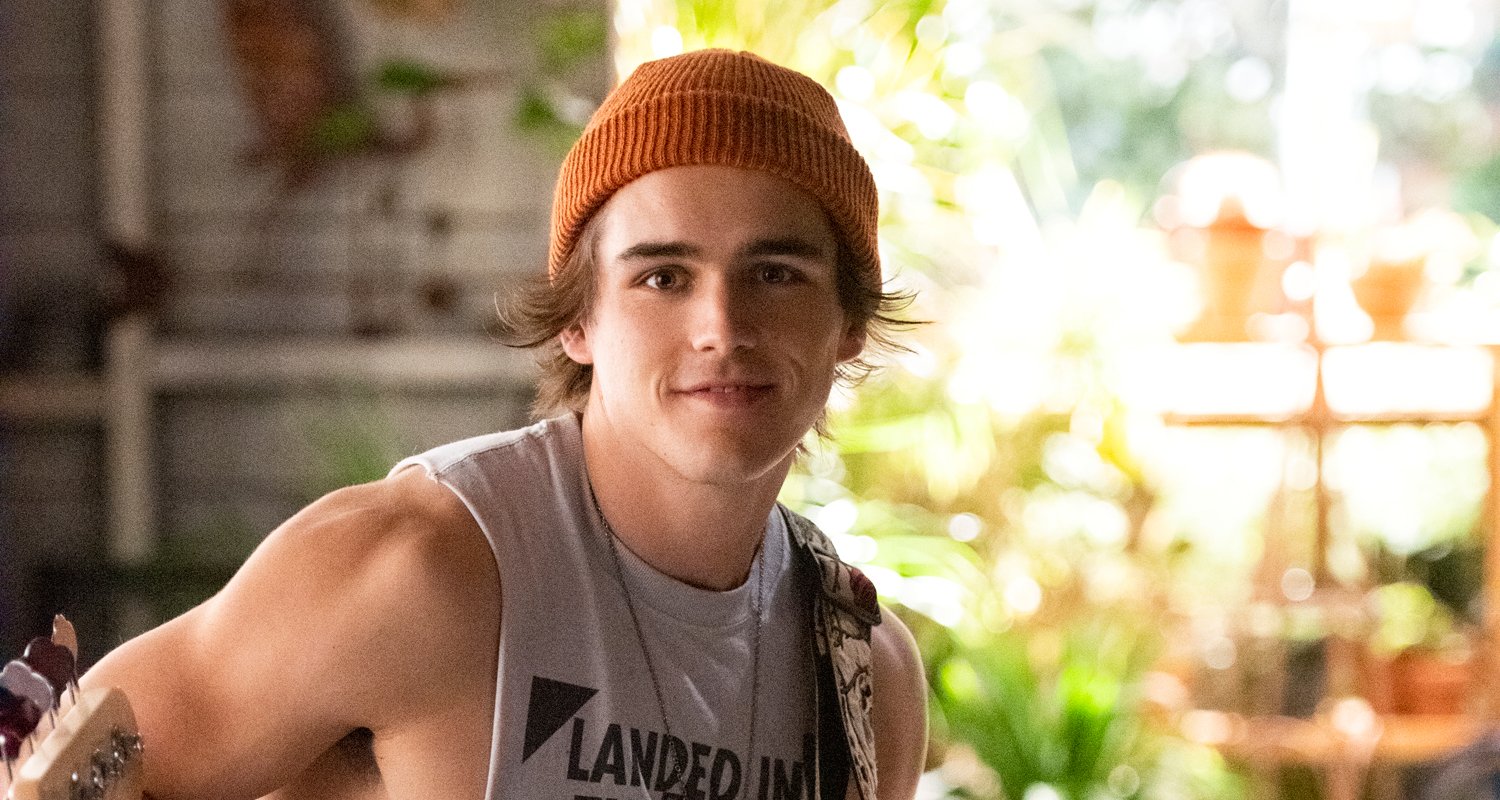 Charlie Gillespie Takes Fans Behind-The-Scenes of ‘Julie & The Phantoms ...