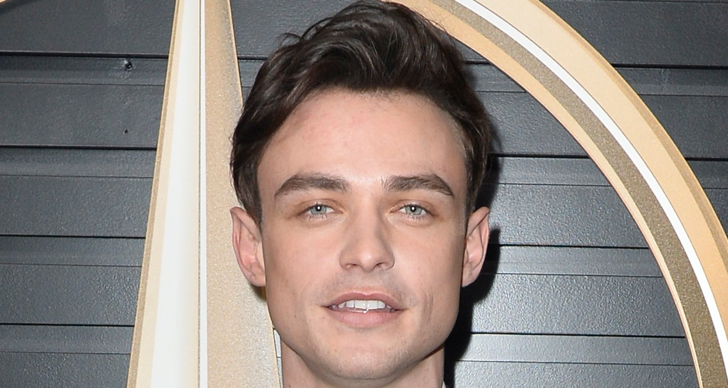 Thomas Doherty Shows Off Abs While Starting ‘gossip Girl Filming Gossip Girl Shirtless
