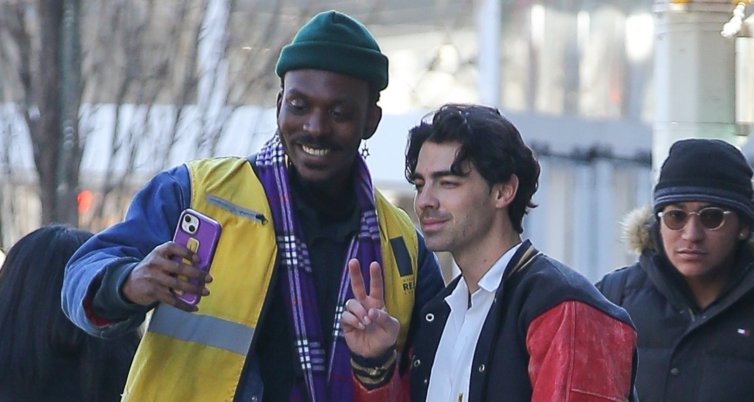 Joe Jonas Snaps Selfies with Fans During Day Out in NYC | Joe Jonas ...