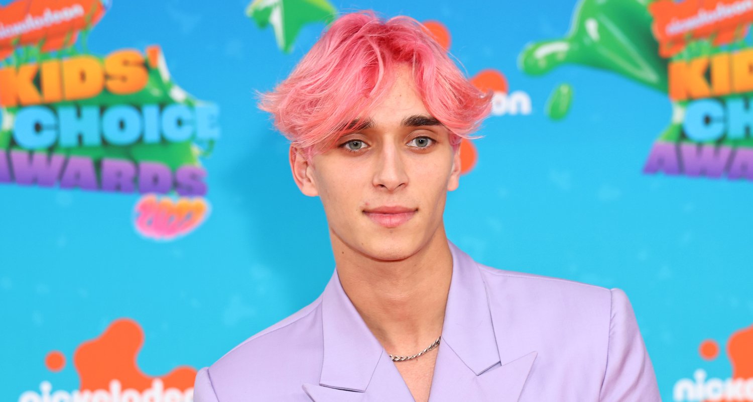 Josh Richards Shows Off New Pink Hair at Kids’ Choice Awards 2023 ...